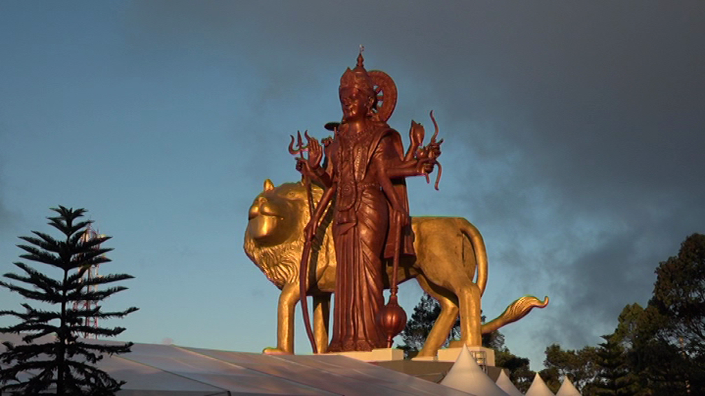 Consécration de la grande statue de la déesse Durga au Ganga Talao ...